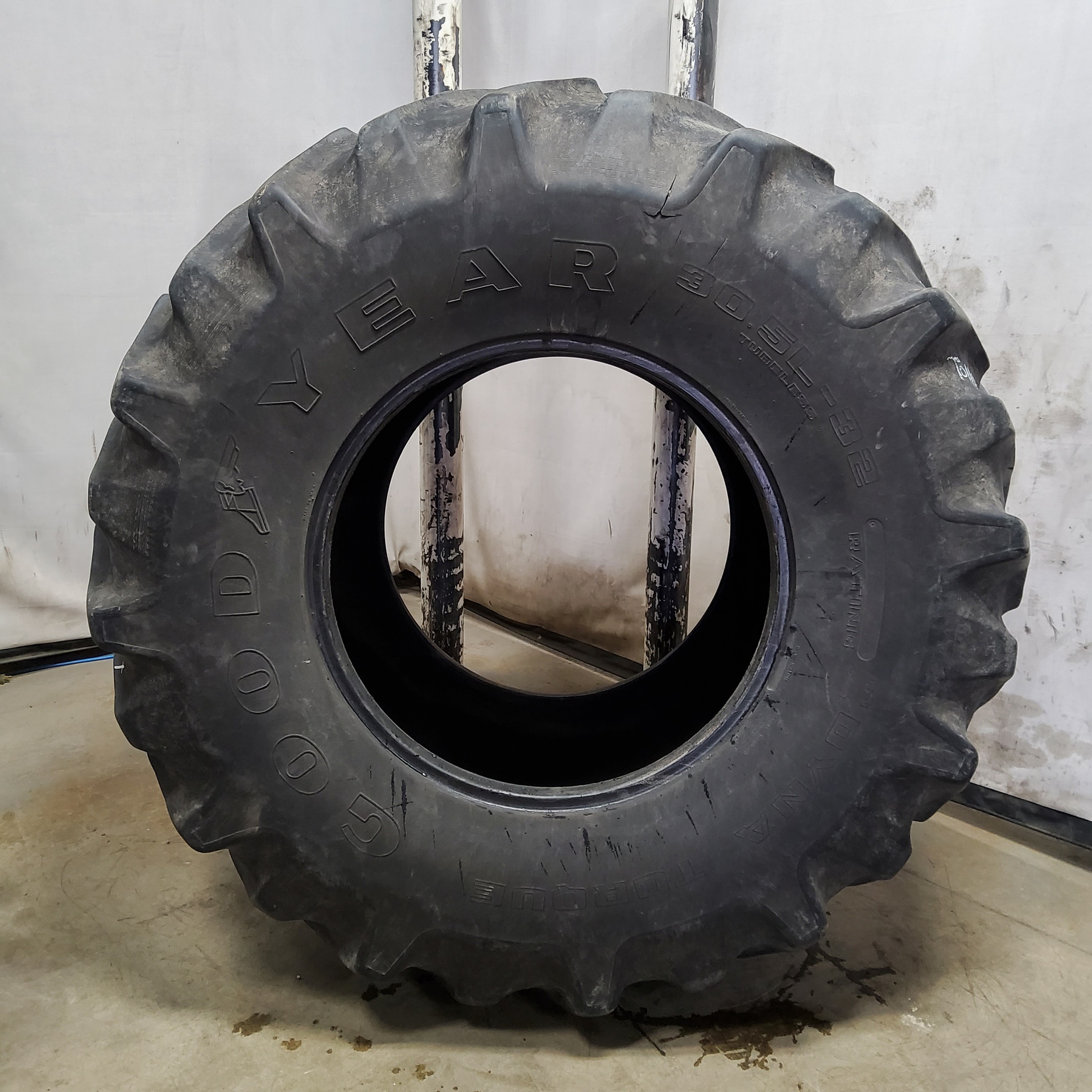 Used30.5/L-32 Goodyear Farm Dyna Torque II R-1 Agricultural Tires for ...