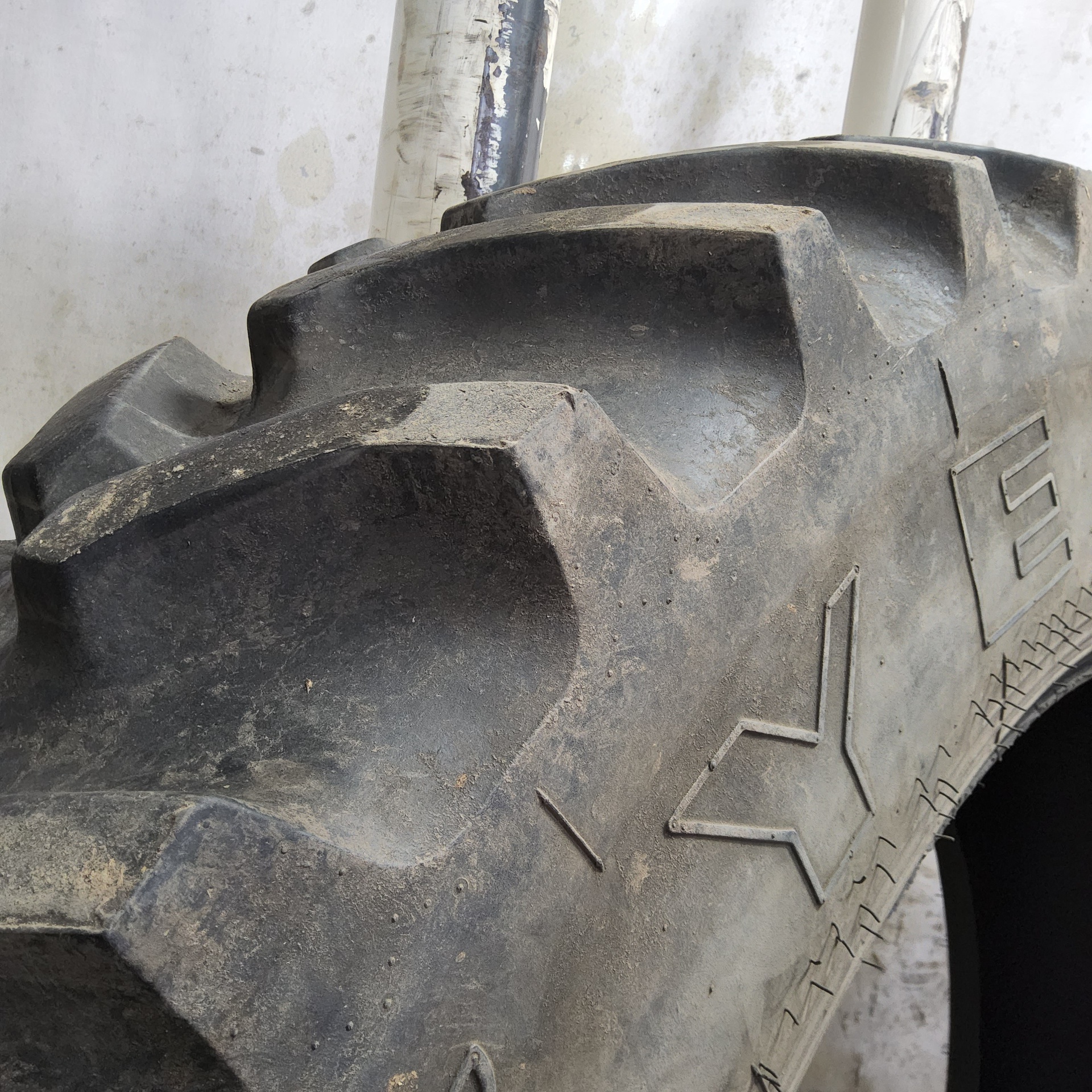 Used380/85R46 Goodyear Farm Dyna Torque Radial R-1 Agricultural Tires ...