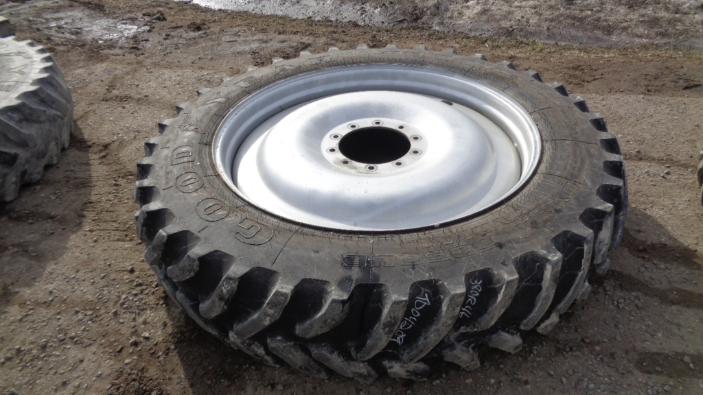 380/85R46 Goodyear Farm Dyna Torque Radial R-1 on Case IH Silver Mist ...
